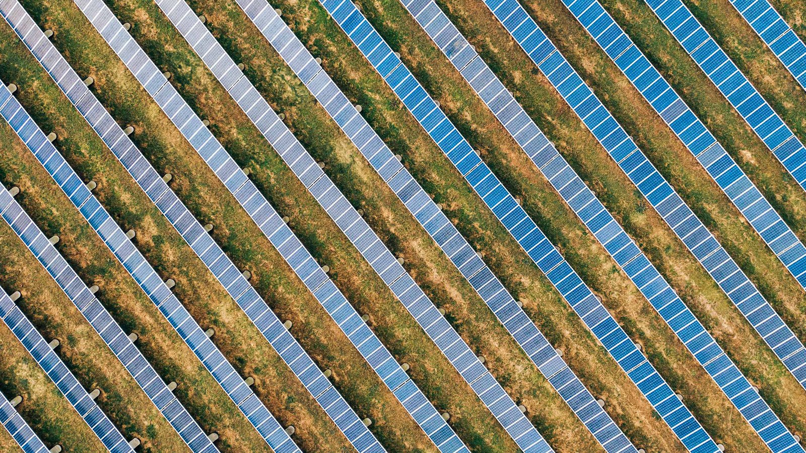 Sustainable Data Center Design: Energy Efficiency & Renewables