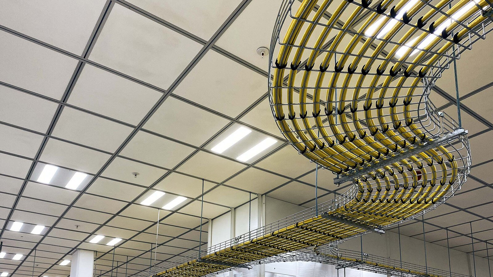 Challenges and Benefits of Using Fiber Optics in Data Centers - USNet